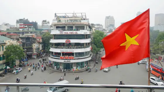 Hàm Cá Mập bắt đầu tháo dỡ, người dân 'vớt vát' chụp ảnh kỷ niệm lần cuối